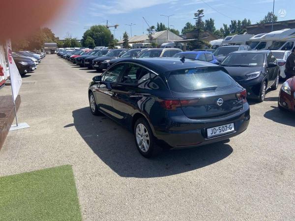 Black Opel Astra 2016 in Klaipeda, with an engine capacity of 1.60 L and mileage of 224 thousand km for 4849 €, photo 6 on AUTOMOTO.COM.LV