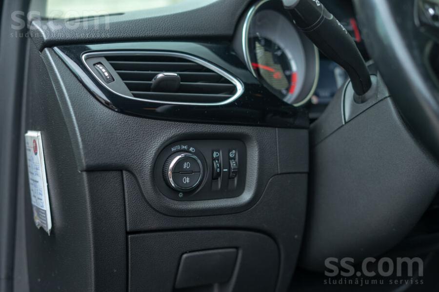 Melns Opel Astra 2016 Liepāja, ar dzinēja tilpumu 1.60 L un nobraukumu 333 tūkst. km par 6500 €, foto 31 vietnē AUTOMOTO.COM.LV
