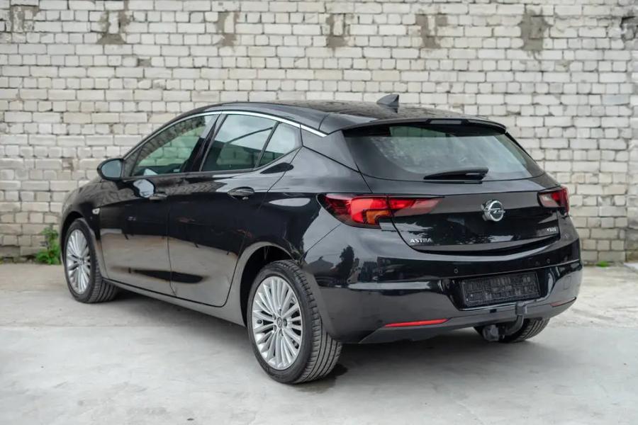 Black Opel Astra 2016 in Liepaja, with an engine capacity of 1.60 L and mileage of 333 thousand km for 6500 €, photo 3 on AUTOMOTO.COM.LV