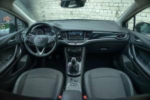 Black Opel Astra 2016 in Liepaja, with an engine capacity of 1.60 L and mileage of 333 thousand km for 6500 €, photo 11 on AUTOMOTO.COM.LV