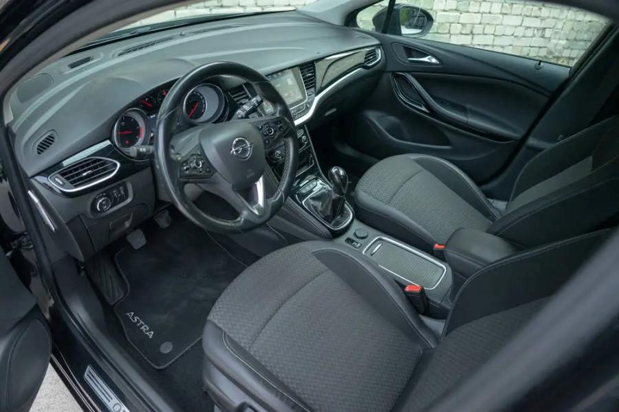 Black Opel Astra 2016 in Liepaja, with an engine capacity of 1.60 L and mileage of 333 thousand km for 6500 €, photo 12 on AUTOMOTO.COM.LV