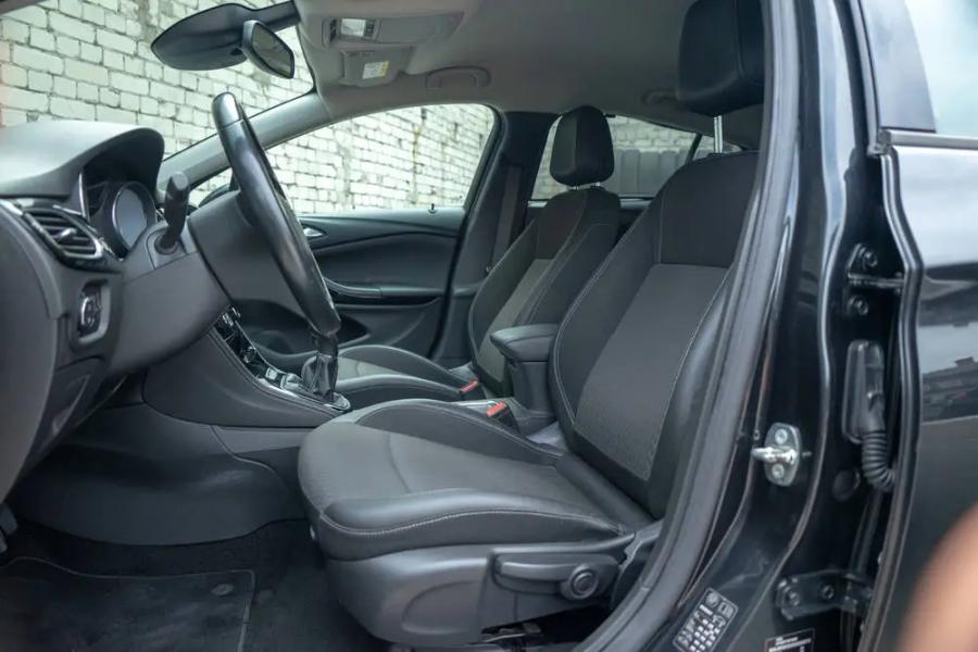 Black Opel Astra 2016 in Liepaja, with an engine capacity of 1.60 L and mileage of 333 thousand km for 6500 €, photo 13 on AUTOMOTO.COM.LV