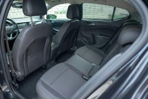 Black Opel Astra 2016 in Liepaja, with an engine capacity of 1.60 L and mileage of 333 thousand km for 6500 €, photo 14 on AUTOMOTO.COM.LV