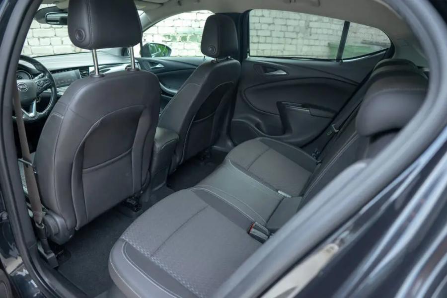Black Opel Astra 2016 in Liepaja, with an engine capacity of 1.60 L and mileage of 333 thousand km for 6500 €, photo 14 on AUTOMOTO.COM.LV
