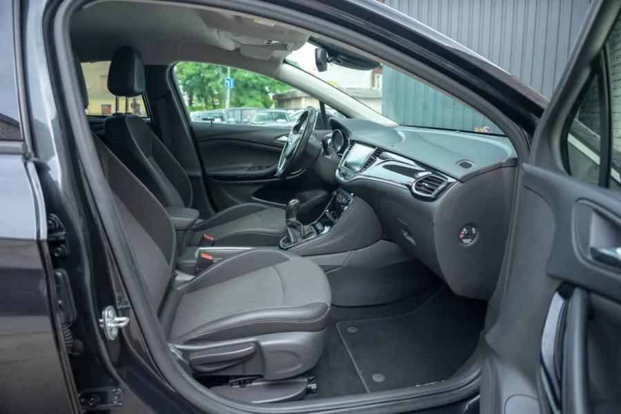 Black Opel Astra 2016 in Liepaja, with an engine capacity of 1.60 L and mileage of 333 thousand km for 6500 €, photo 17 on AUTOMOTO.COM.LV