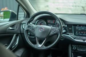 Black Opel Astra 2016 in Liepaja, with an engine capacity of 1.60 L and mileage of 333 thousand km for 6500 €, photo 18 on AUTOMOTO.COM.LV