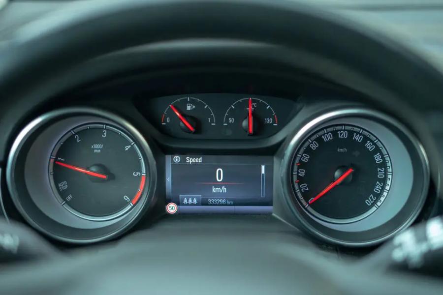 Black Opel Astra 2016 in Liepaja, with an engine capacity of 1.60 L and mileage of 333 thousand km for 6500 €, photo 19 on AUTOMOTO.COM.LV