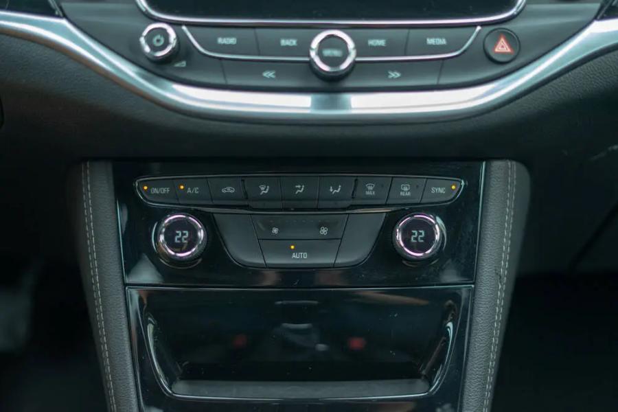 Black Opel Astra 2016 in Liepaja, with an engine capacity of 1.60 L and mileage of 333 thousand km for 6500 €, photo 21 on AUTOMOTO.COM.LV