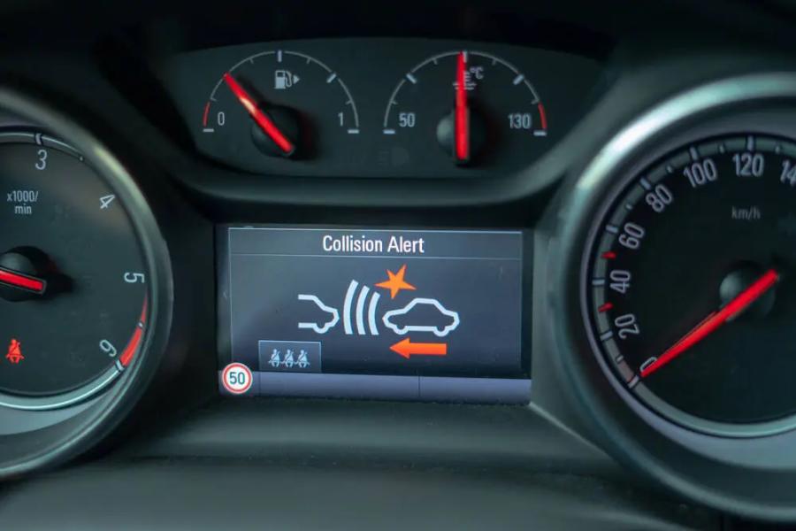 Black Opel Astra 2016 in Liepaja, with an engine capacity of 1.60 L and mileage of 333 thousand km for 6500 €, photo 22 on AUTOMOTO.COM.LV