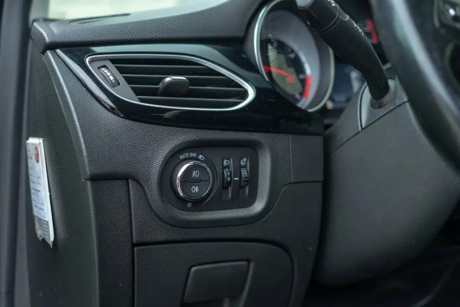 Black Opel Astra 2016 in Liepaja, with an engine capacity of 1.60 L and mileage of 333 thousand km for 6500 €, photo 31 on AUTOMOTO.COM.LV