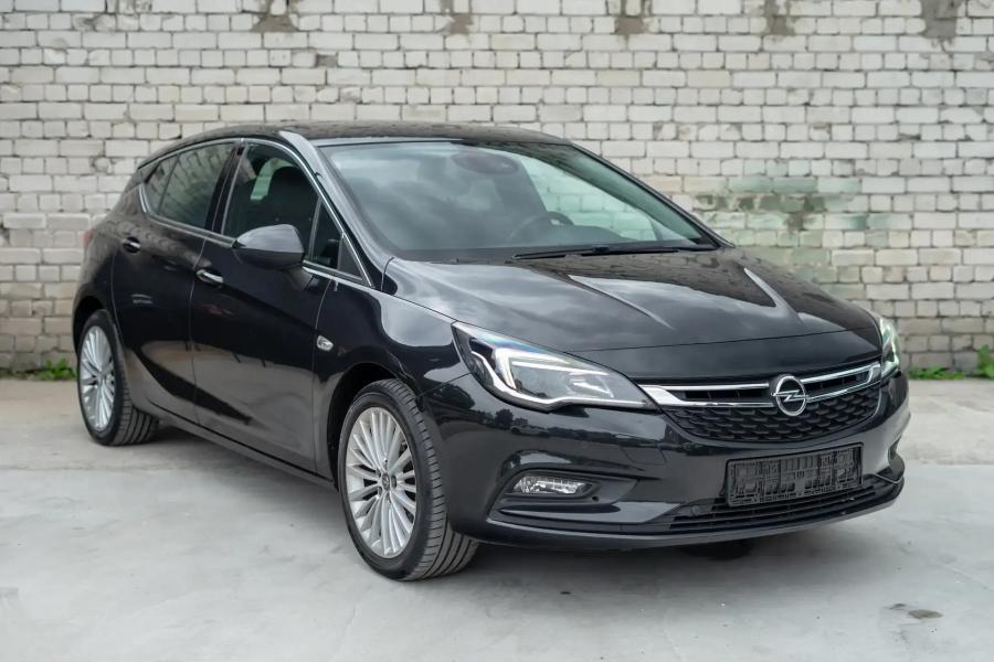 Black Opel Astra 2016 in Liepaja, with an engine capacity of 1.60 L and mileage of 333 thousand km for 6500 €, photo 1 on AUTOMOTO.COM.LV