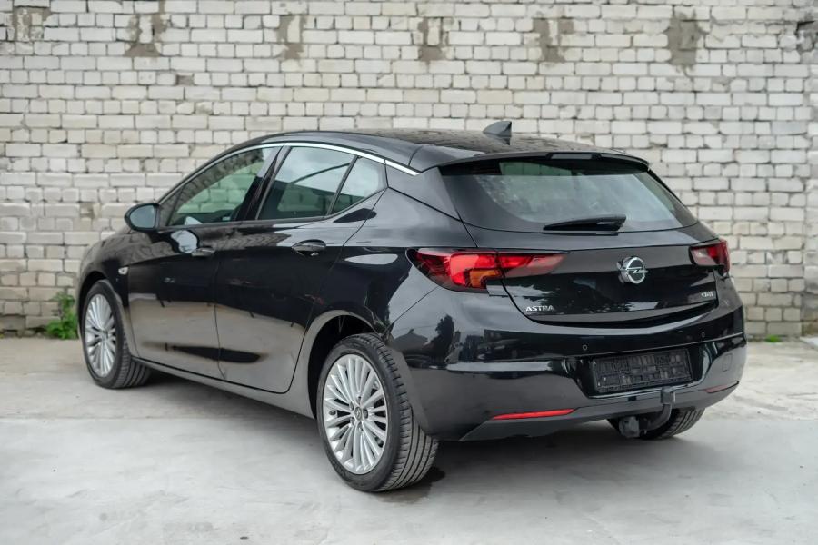 Black Opel Astra 2016 in Liepaja, with an engine capacity of 1.60 L and mileage of 333 thousand km for 6500 €, photo 4 on AUTOMOTO.COM.LV
