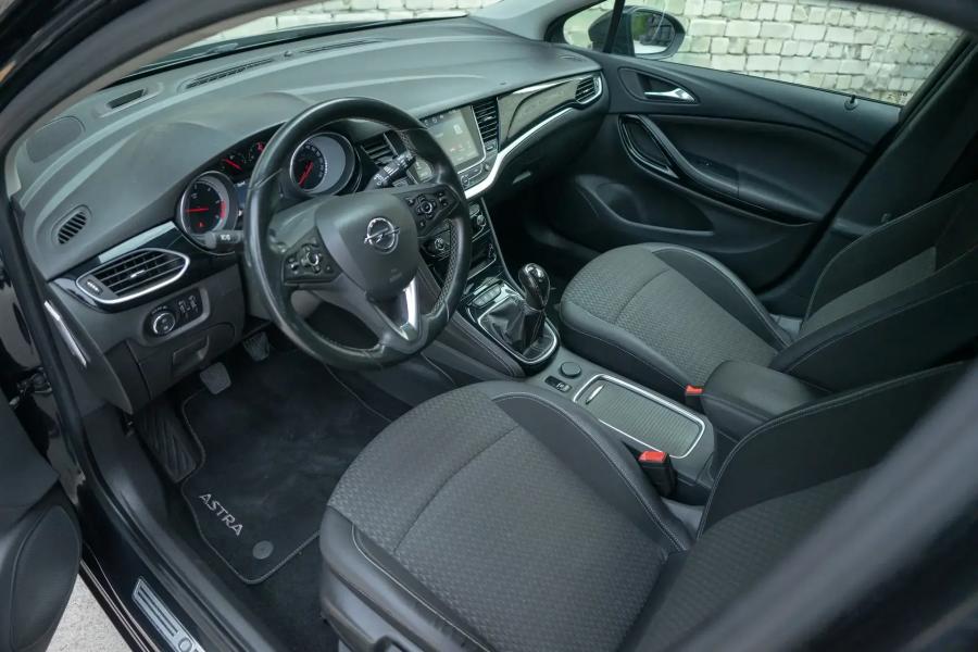 Black Opel Astra 2016 in Liepaja, with an engine capacity of 1.60 L and mileage of 333 thousand km for 6500 €, photo 6 on AUTOMOTO.COM.LV