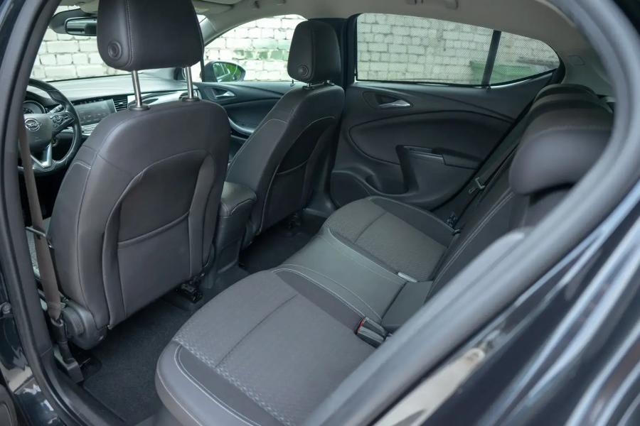 Black Opel Astra 2016 in Liepaja, with an engine capacity of 1.60 L and mileage of 333 thousand km for 6500 €, photo 7 on AUTOMOTO.COM.LV