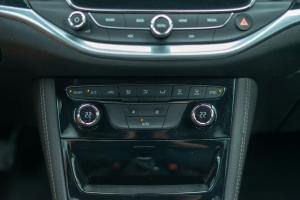 Black Opel Astra 2016 in Liepaja, with an engine capacity of 1.60 L and mileage of 333 thousand km for 6500 €, photo 9 on AUTOMOTO.COM.LV