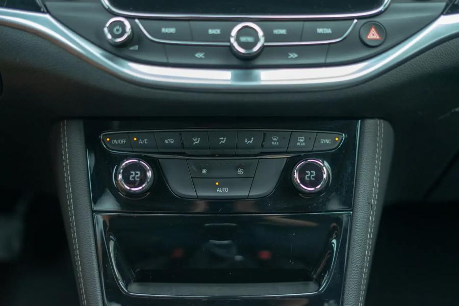 Black Opel Astra 2016 in Liepaja, with an engine capacity of 1.60 L and mileage of 333 thousand km for 6500 €, photo 9 on AUTOMOTO.COM.LV