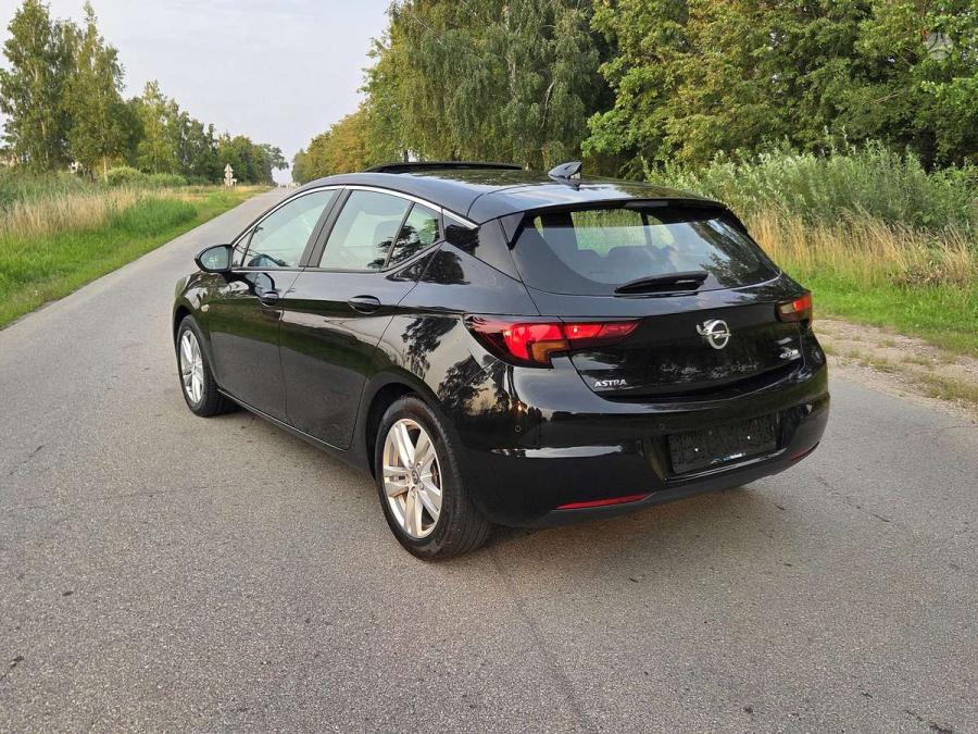Black Opel Astra 2017 in Kaunas, with an engine capacity of 1.60 L and mileage of 260 thousand km for 5989 €, photo 8 on AUTOMOTO.COM.LV