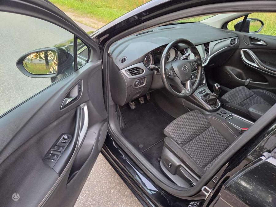 Black Opel Astra 2017 in Kaunas, with an engine capacity of 1.60 L and mileage of 260 thousand km for 5989 €, photo 10 on AUTOMOTO.COM.LV