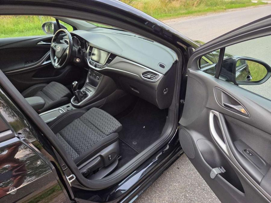Black Opel Astra 2017 in Kaunas, with an engine capacity of 1.60 L and mileage of 260 thousand km for 5989 €, photo 13 on AUTOMOTO.COM.LV