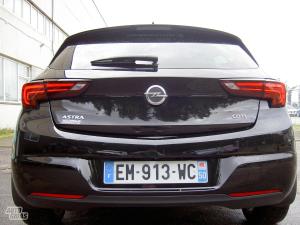 Black Opel Astra 2017 in Vilnius, with an engine capacity of 1.60 L and mileage of 191 thousand km for 7599 €, photo 3 on AUTOMOTO.COM.LV