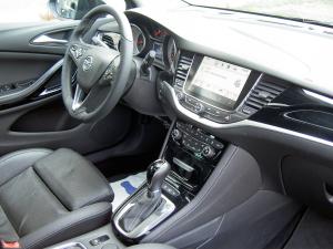 Black Opel Astra 2017 in Vilnius, with an engine capacity of 1.60 L and mileage of 191 thousand km for 7599 €, photo 21 on AUTOMOTO.COM.LV