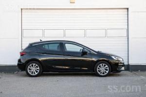 Black Opel Astra 2017 in Daugavpils, with an engine capacity of 1.60 L and mileage of 165 thousand km for 7990 €, photo 4 on AUTOMOTO.COM.LV