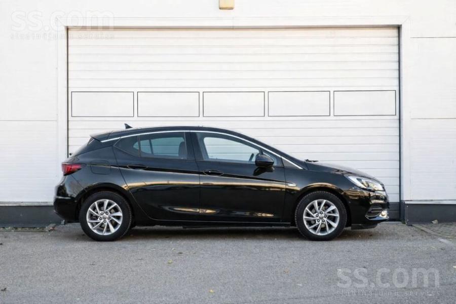 Black Opel Astra 2017 in Daugavpils, with an engine capacity of 1.60 L and mileage of 165 thousand km for 7990 €, photo 4 on AUTOMOTO.COM.LV