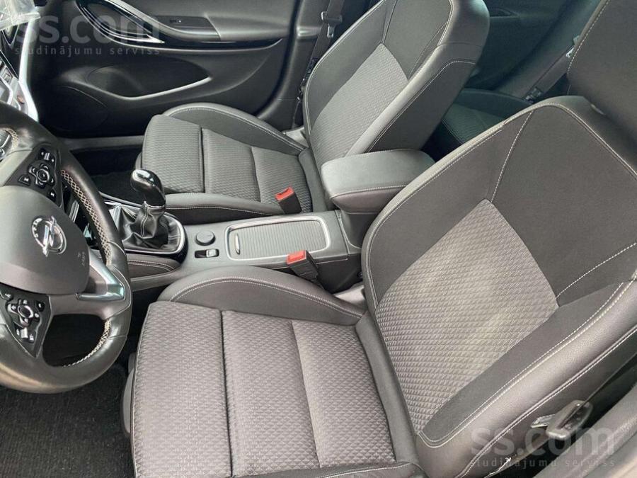 Black Opel Astra 2017 in Daugavpils, with an engine capacity of 1.60 L and mileage of 165 thousand km for 7990 €, photo 6 on AUTOMOTO.COM.LV