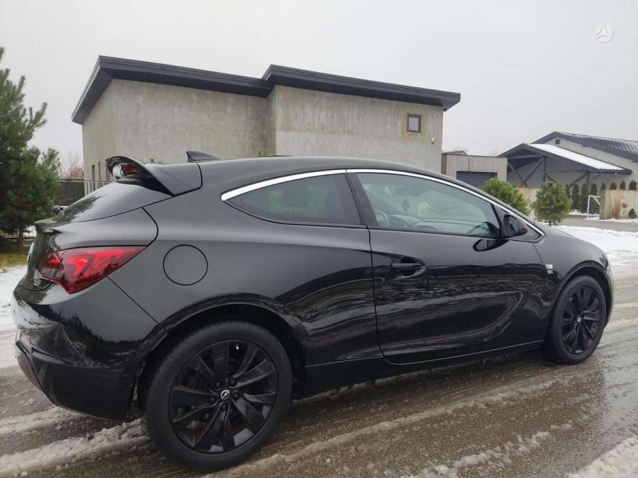 Black Opel Astra 2018 in Siauliai, with an engine capacity of 1.60 L and mileage of 180 thousand km for 6450 €, photo 6 on AUTOMOTO.COM.LV