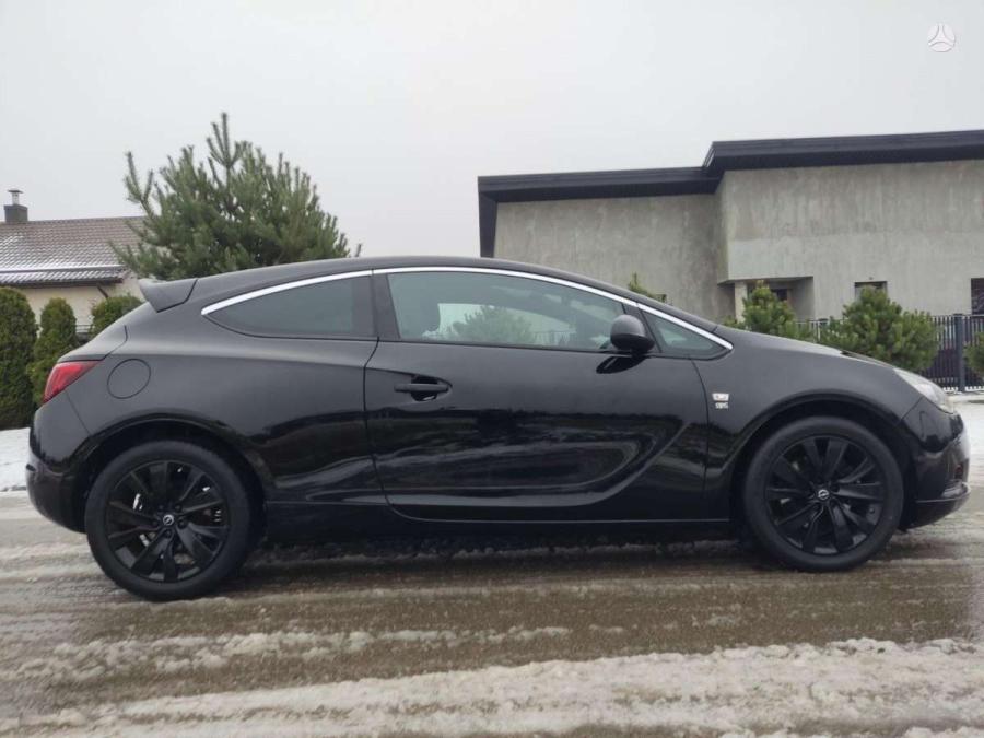 Black Opel Astra 2018 in Siauliai, with an engine capacity of 1.60 L and mileage of 180 thousand km for 6450 €, photo 8 on AUTOMOTO.COM.LV