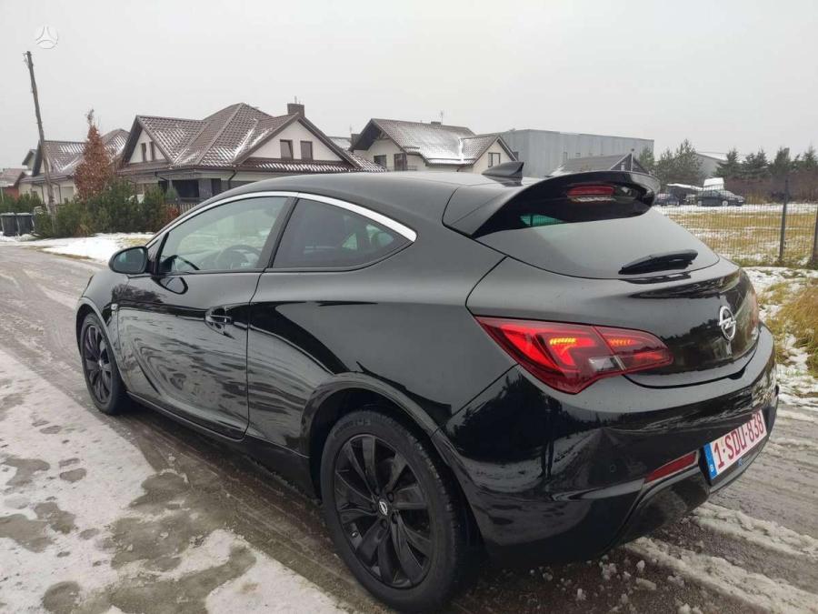 Black Opel Astra 2018 in Siauliai, with an engine capacity of 1.60 L and mileage of 180 thousand km for 6450 €, photo 12 on AUTOMOTO.COM.LV