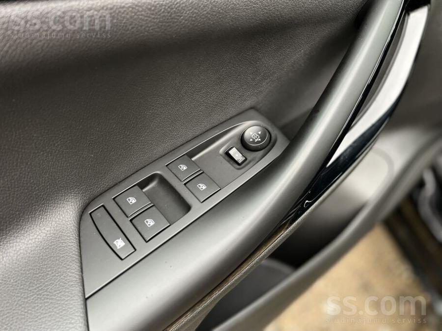 Black Opel Astra 2022 in Riga, with an engine capacity of 1.50 L and mileage of 192 thousand km for 7390 €, photo 28 on AUTOMOTO.COM.LV