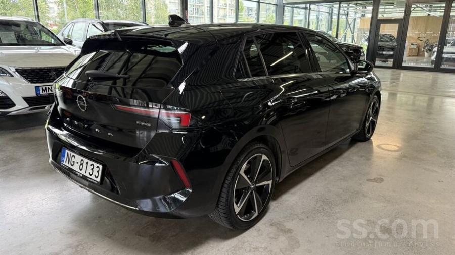 Black Opel Astra 2022 in Riga, with an engine capacity of 1.60 L and mileage of 76 thousand km for 18900 €, photo 5 on AUTOMOTO.COM.LV