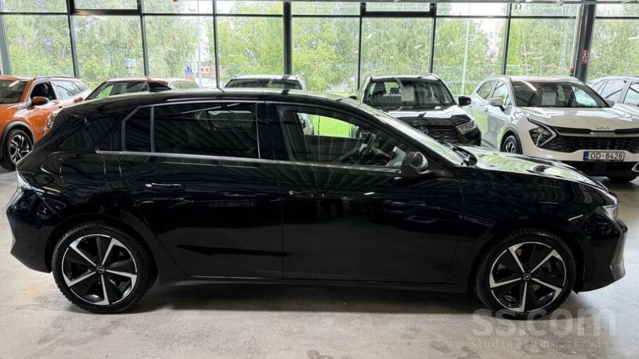 Black Opel Astra 2022 in Riga, with an engine capacity of 1.60 L and mileage of 76 thousand km for 18900 €, photo 6 on AUTOMOTO.COM.LV