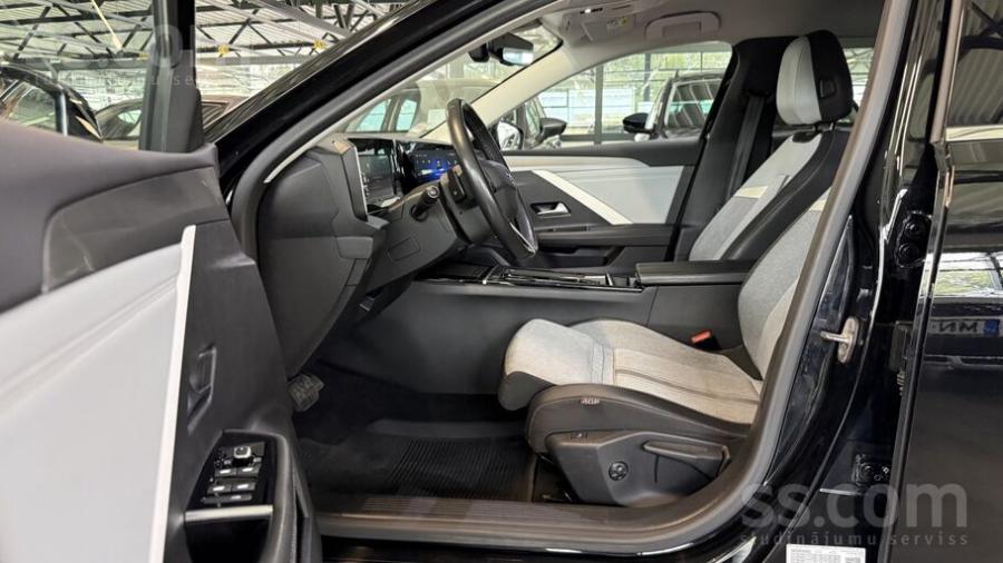 Black Opel Astra 2022 in Riga, with an engine capacity of 1.60 L and mileage of 76 thousand km for 18900 €, photo 11 on AUTOMOTO.COM.LV