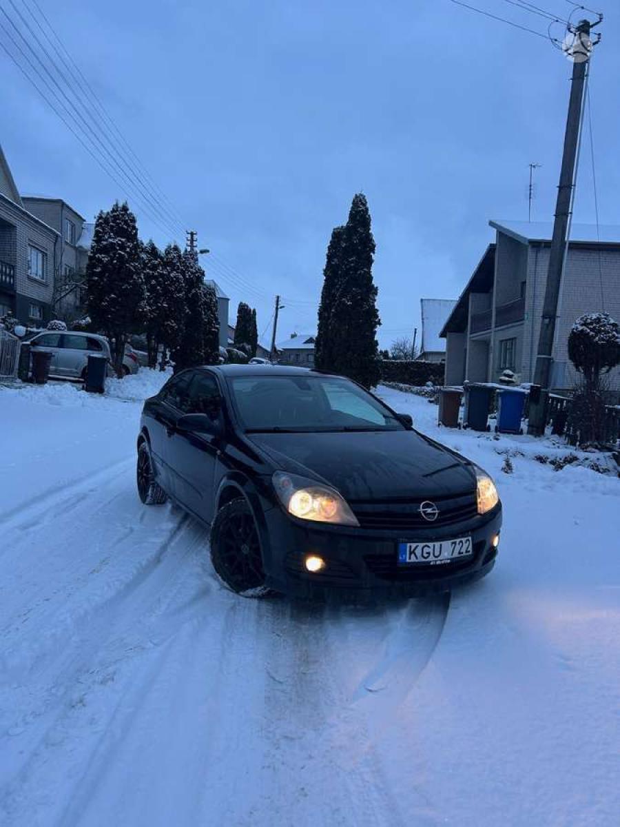 Black Opel Astra 2005 in Alytus, with an engine capacity of 1.60 L and mileage of 228 thousand km for 1500 €, photo 1 on AUTOMOTO.COM.LV