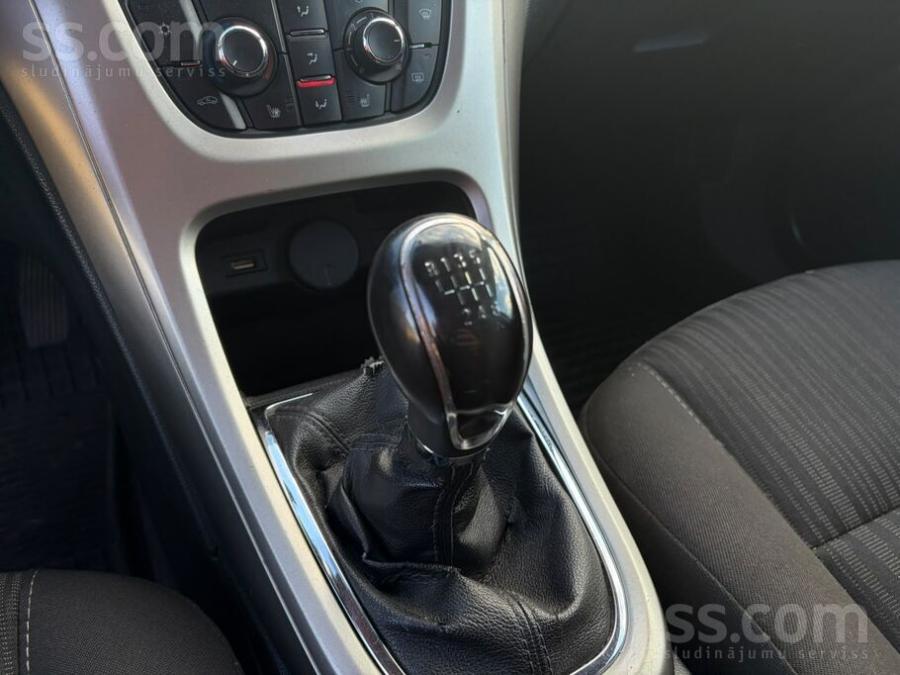 Black Opel Astra 2011 in Riga, with an engine capacity of 1.70 L and mileage of 0 thousand km for 949 €, photo 9 on AUTOMOTO.COM.LV