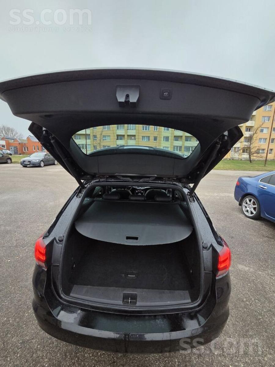 Black Opel Astra 2019 in Riga, with an engine capacity of 2.00 L and mileage of 190 thousand km for 9500 €, photo 10 on AUTOMOTO.COM.LV