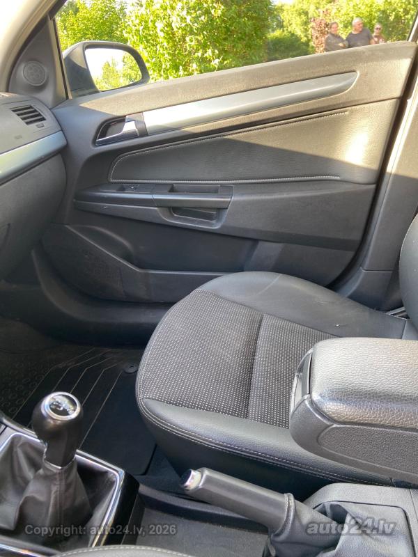Melns Opel Astra 2008 Tallina, ar dzinēja tilpumu 1.60 L un nobraukumu 197 tūkst. km par 2400 €, foto 6 vietnē AUTOMOTO.COM.LV