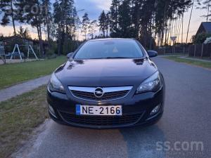 Melns Opel Astra 2012 Rīga, ar dzinēja tilpumu 1.40 L un nobraukumu 175 tūkst. km par 3900 €, foto  vietnē AUTOMOTO.COM.LV