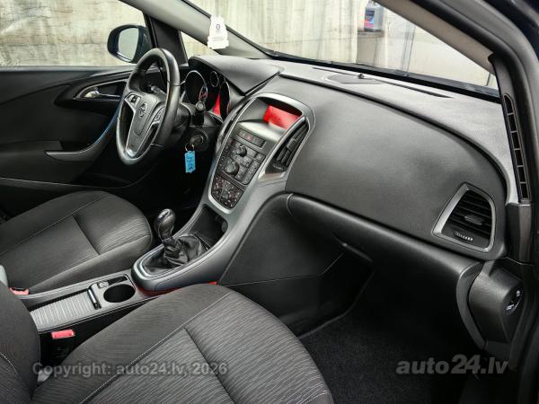 Black Opel Astra 2013 in Viljandi, with an engine capacity of 1.40 L and mileage of 134 thousand km for 5490 €, photo 5 on AUTOMOTO.COM.LV