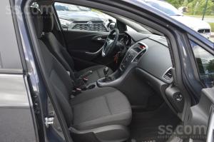 Black Opel Astra 2013 in Tukums, with an engine capacity of 1.60 L and mileage of 133 thousand km for 5595 €, photo 12 on AUTOMOTO.COM.LV