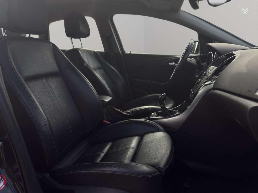 Black Opel Astra 2015 in Kaunas, with an engine capacity of 1.60 L and mileage of 276 thousand km for 5499 €, photo 9 on AUTOMOTO.COM.LV