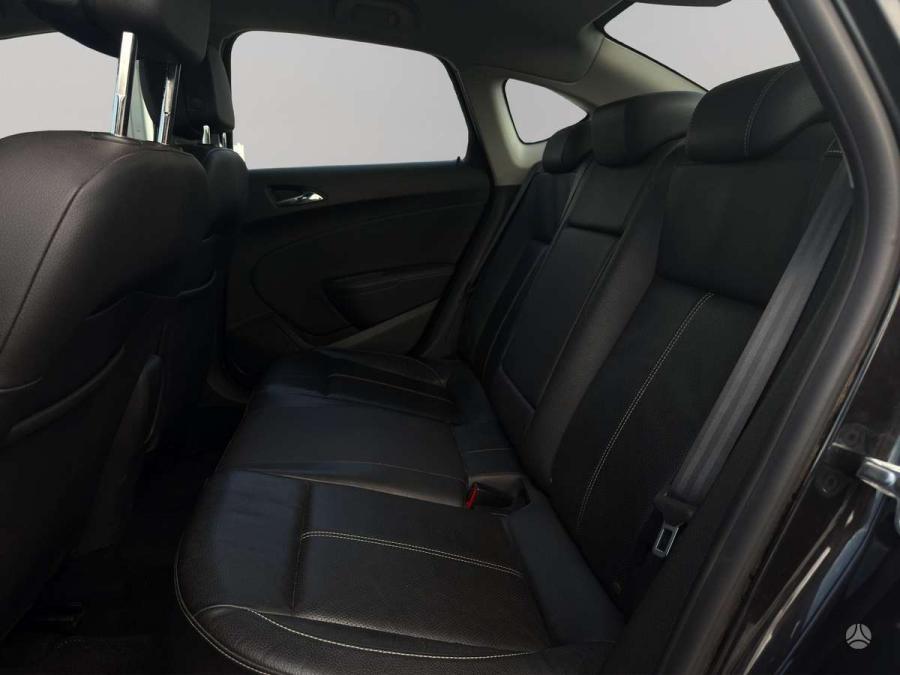 Black Opel Astra 2015 in Kaunas, with an engine capacity of 1.60 L and mileage of 276 thousand km for 5499 €, photo 12 on AUTOMOTO.COM.LV