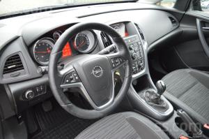 Black Opel Astra 2016 in Tukums, with an engine capacity of 1.40 L and mileage of 199 thousand km for 5595 €, photo 14 on AUTOMOTO.COM.LV