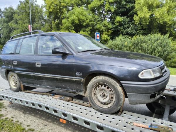 Black Opel Astra 1992 in Daugavpils, with an engine capacity of 1.70 L and mileage of 221 thousand km for 1000 €, photo 2 on AUTOMOTO.COM.LV