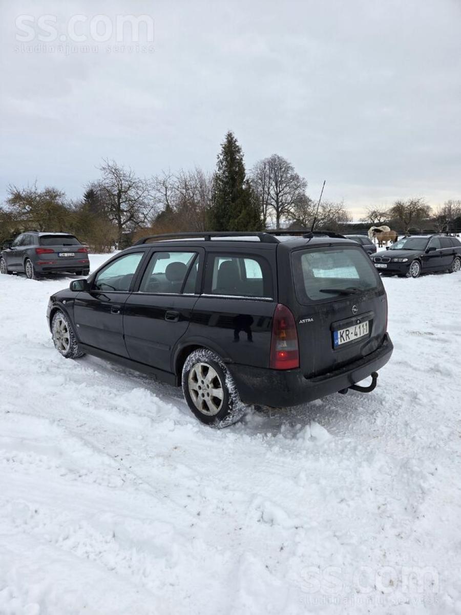 Black Opel Astra 2004 in Talsi, with an engine capacity of 2.00 L and mileage of 379 thousand km for 1050 €, photo 2 on AUTOMOTO.COM.LV
