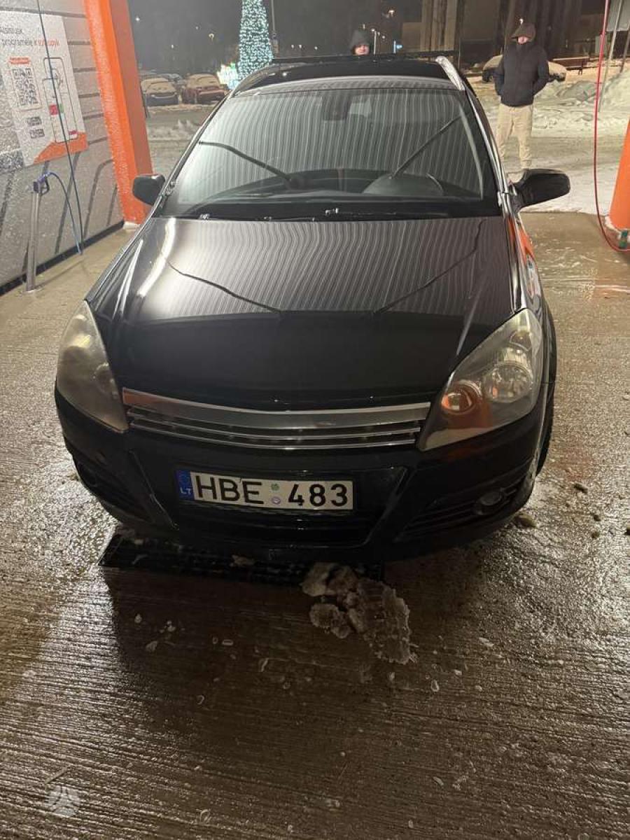 Black Opel Astra 2004 in Vilnius, with an engine capacity of 1.69 L and mileage of 259 thousand km for 800 €, photo 4 on AUTOMOTO.COM.LV