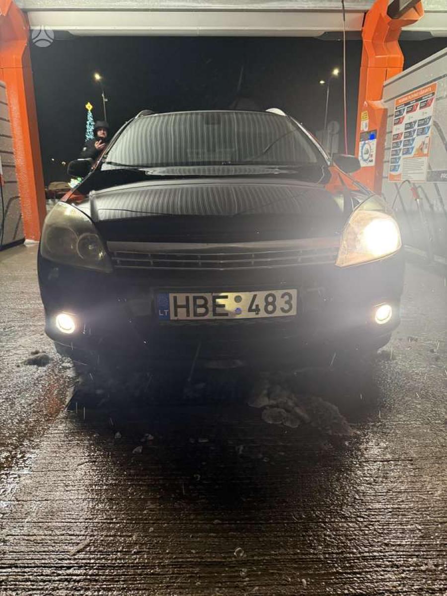 Black Opel Astra 2004 in Vilnius, with an engine capacity of 1.69 L and mileage of 259 thousand km for 800 €, photo 8 on AUTOMOTO.COM.LV