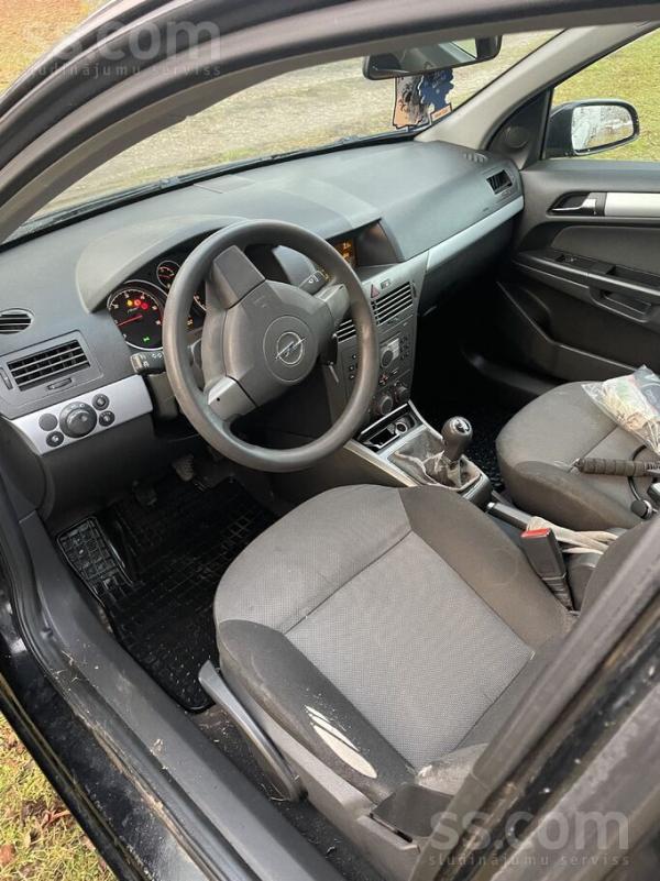 Melns Opel Astra 2005 Dobele, ar dzinēja tilpumu 1.90 L un nobraukumu 317 tūkst. km par 700 €, foto 3 vietnē AUTOMOTO.COM.LV